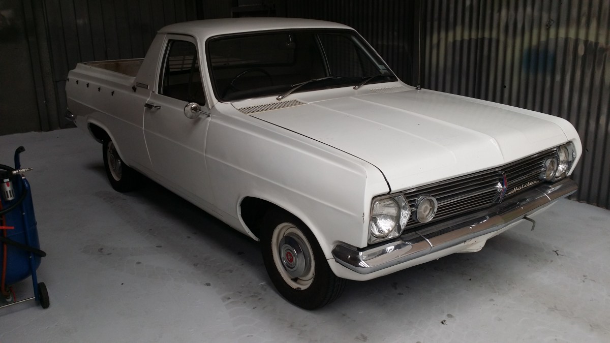 HR Ute (white) – Auto Resto